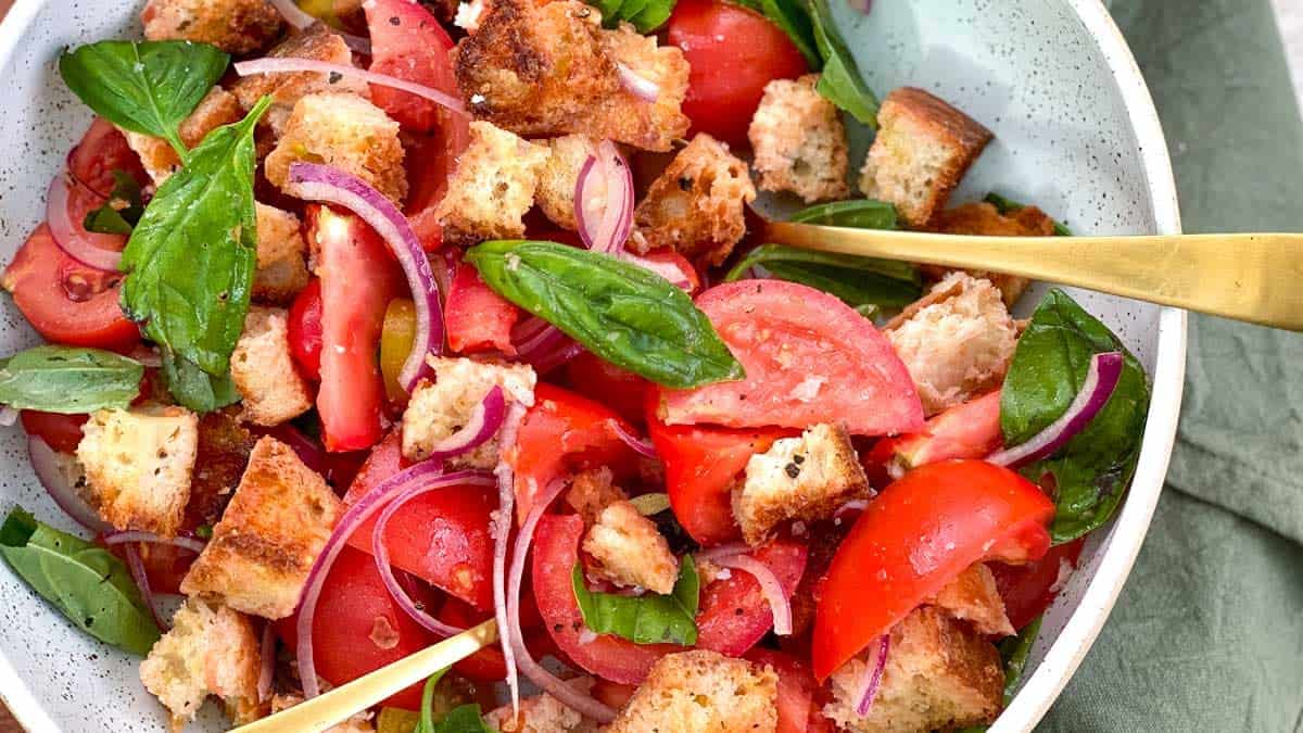 Panzanella (Tomato and Bread Salad Recipe) | The Sidesmith